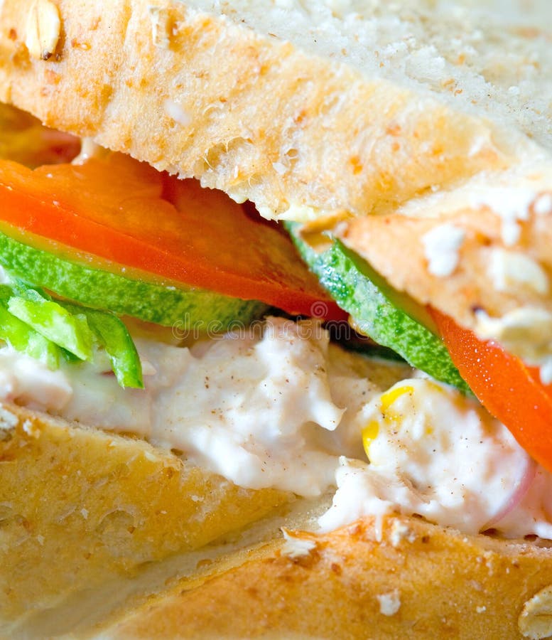 Atún Con El Mayonaise En El Pan Crujiente Foto de archivo - Imagen de ...