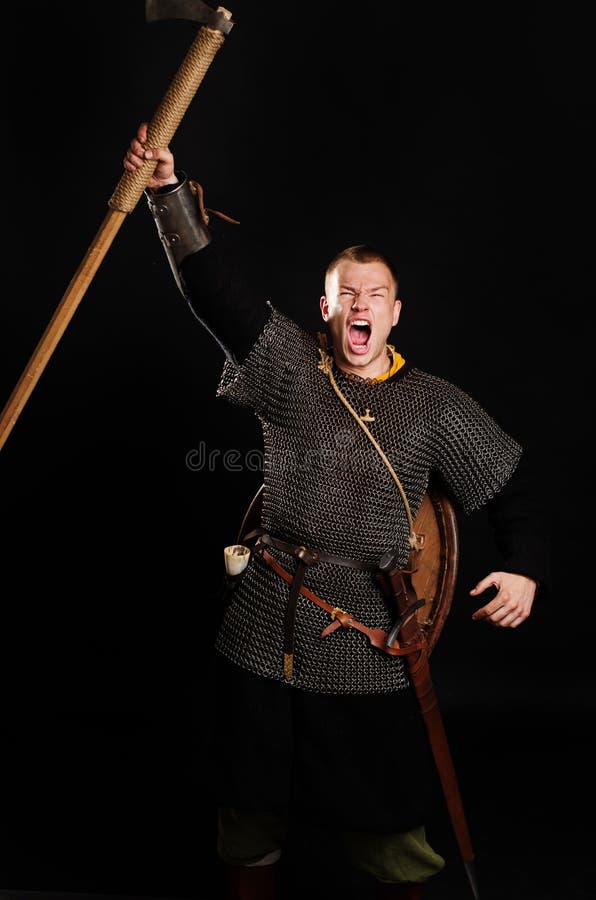 Ataque Blindado Medieval De Viking Com Um Acha De Armas Foto de Stock ...