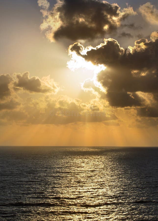 Atardecer con rayos de sol foto de archivo. Imagen de nublado - 174215166