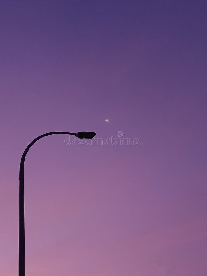 Atardecer De Cielo Morado Con Luna Creciente. Imagen de archivo ...