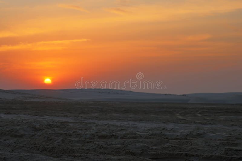 Atardecer En El Desierto Qatarí Stock Image - Image of desierto, arena ...