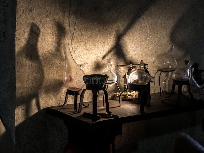 Atelier d'alchimiste photo stock. Image du alchimiste - 54548394