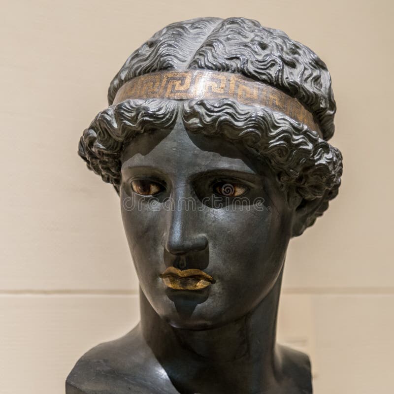 Athena De Oude Griekse Godin Vrouw in Helm Klassiek Beeldhouwwerk Stock ...