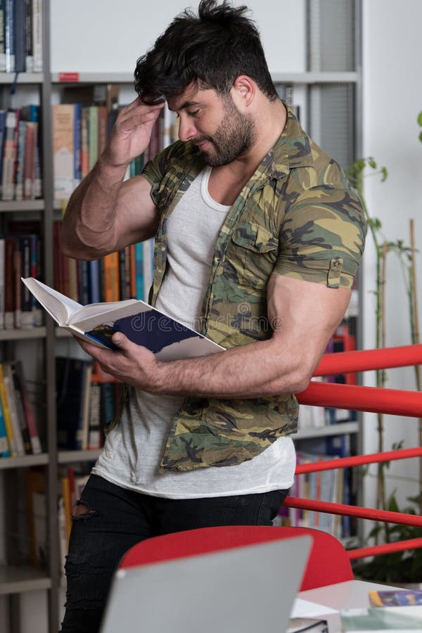 Bodybuilder-Student Studying am College Stockfoto - Bild von athletisch ...