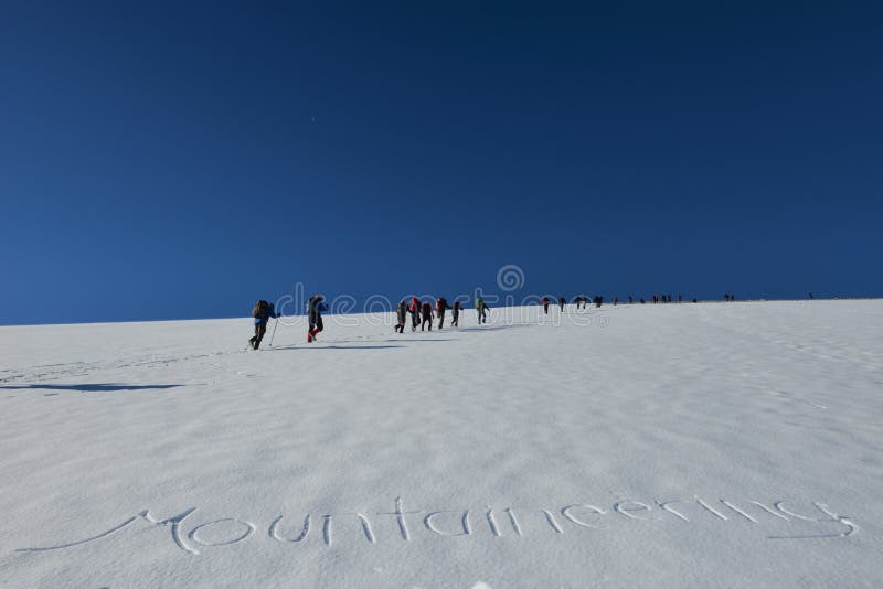 Atividades Do Alpinismo E Ostentar Do Grupo Imagem de Stock - Imagem de ...