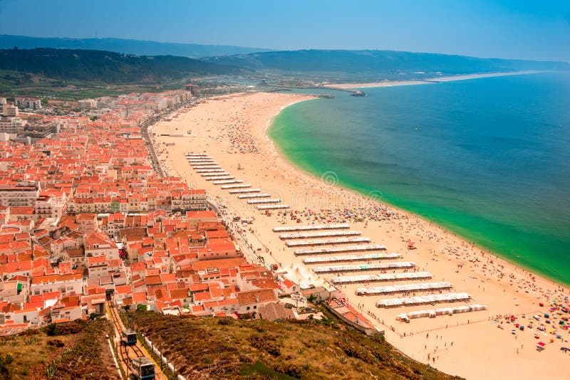 Atlantisch CoastTown En Strand Van Nazare Stock Afbeelding - Image of ...