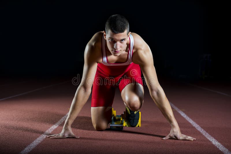 Atleet met Startblok stock foto. Afbeelding bestaande uit studio - 23354338