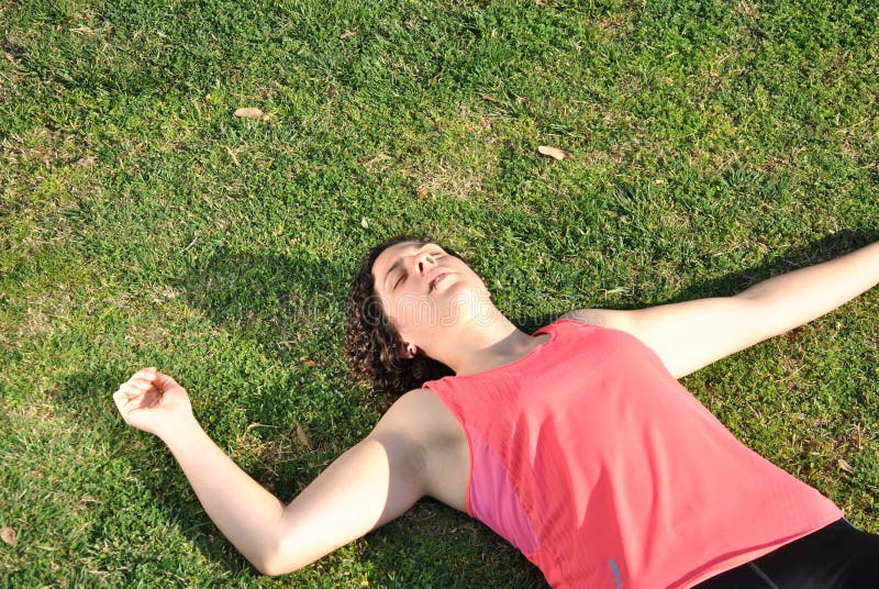 Atleta cansado y mentira imagen de archivo. Imagen de sudoroso - 38818533