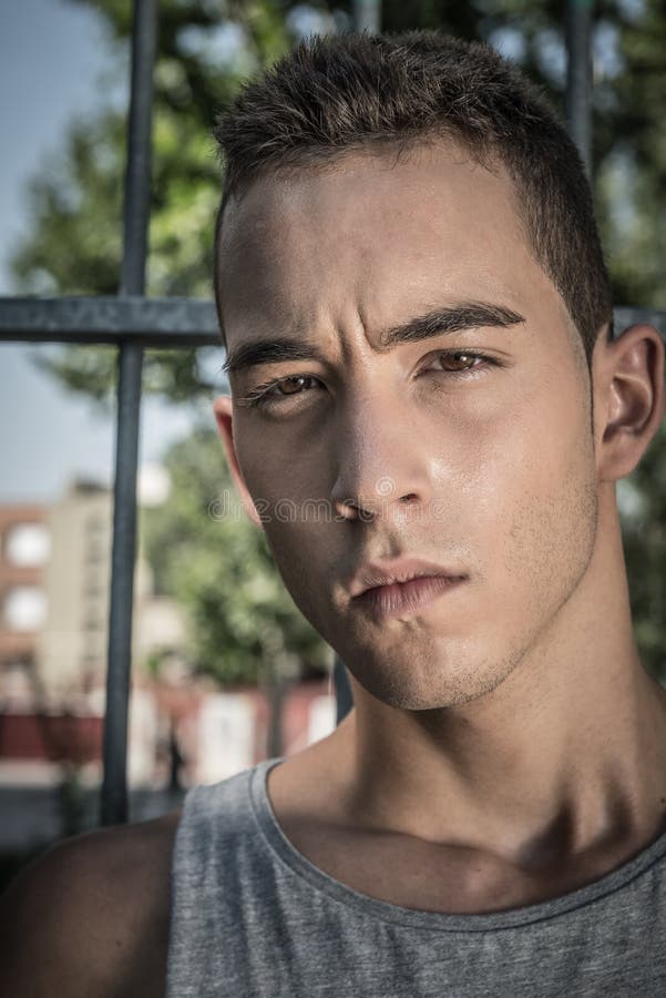 Atleta novo suado imagem de stock. Imagem de atleta, peso - 35737819