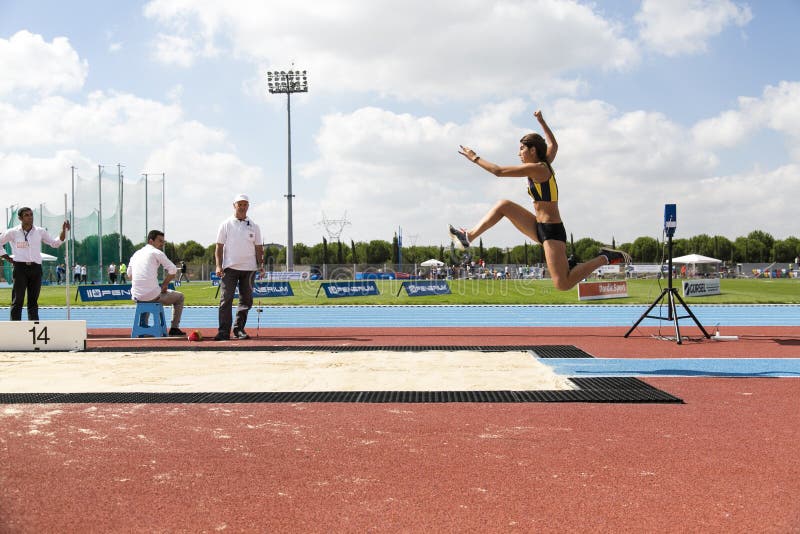 Skok W Dal mężczyzna zdjęcie stock editorial. Obraz złożonej z mistrz ...