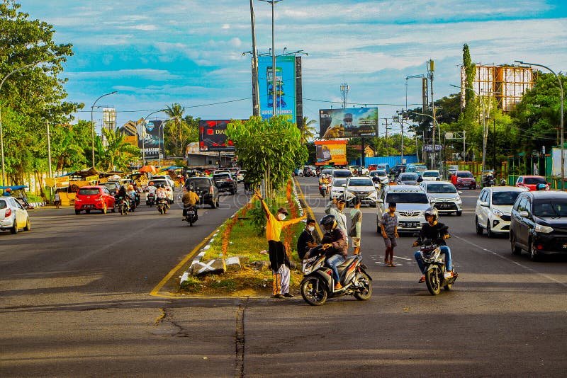 The Atmosphere during the Day on Jalan Andi Pangeran Pettarani Makassar ...