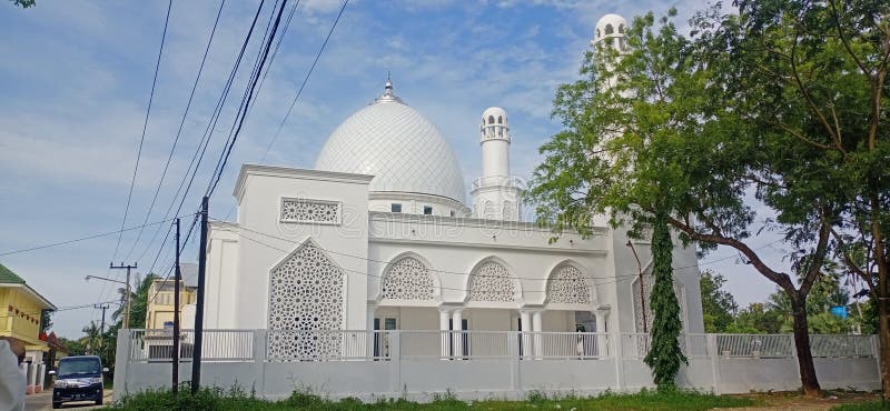 In the Atmosphere of the Newly Built White Mosque Editorial Photography ...