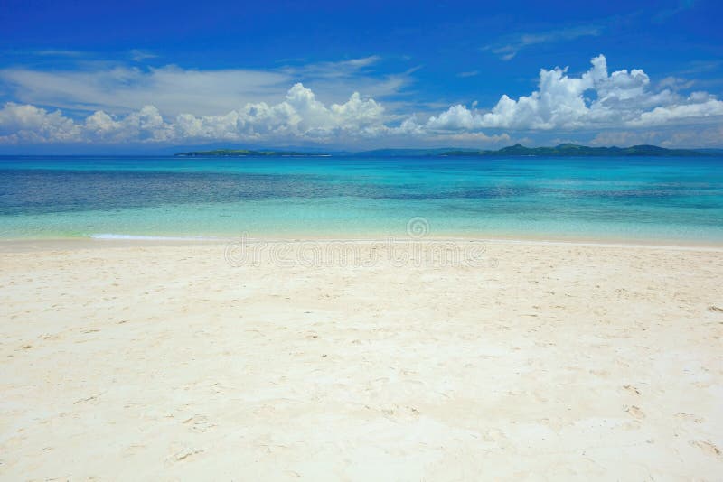 Atoll im Pazifischen Ozean stockbild. Bild von leer - 107031449