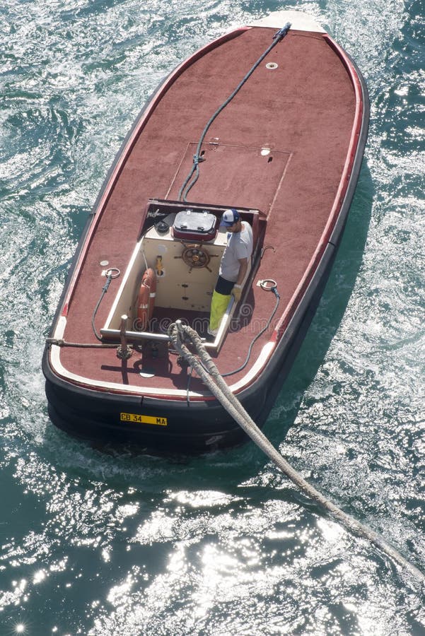 Atracar una nave fotografía editorial. Imagen de gente - 25242297