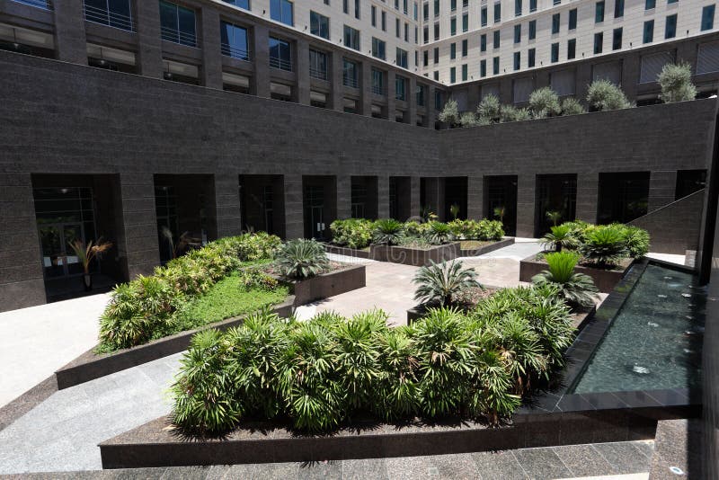 Atrio moderno en la ciudad imagen de archivo. Imagen de atrio - 20890633