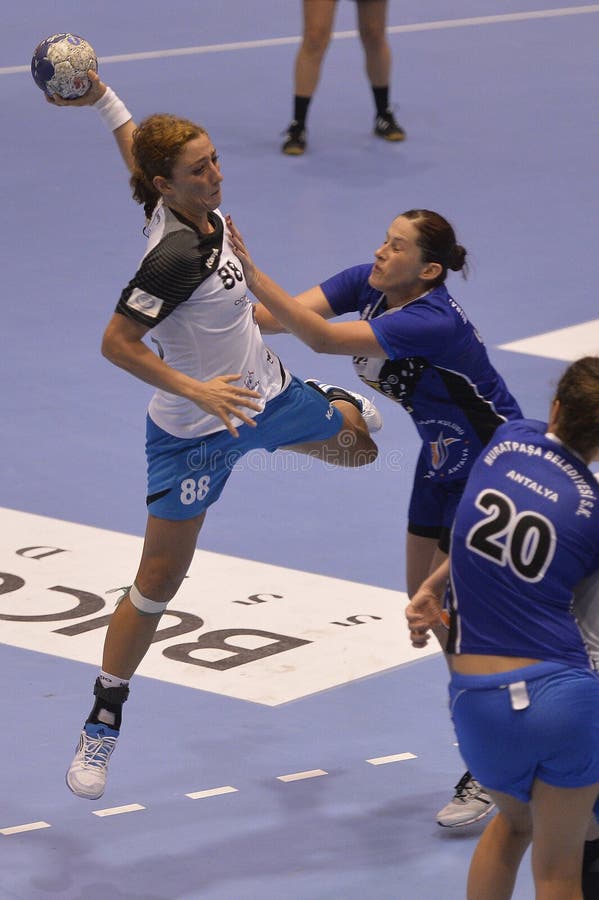 Attaque de handball image stock éditorial. Image du saut - 46418319