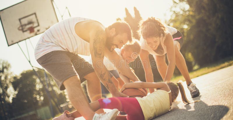 Le Chatouillement De La Soeur Est Amusement Famille Passant Le Temps ...