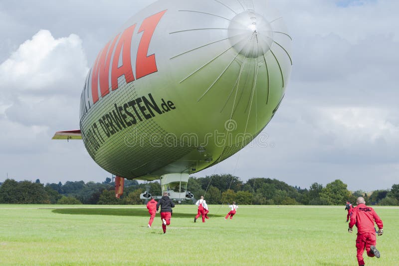 Atterrissage D'un Dirigeable - Dirigeable - Zeppelin Image éditorial ...