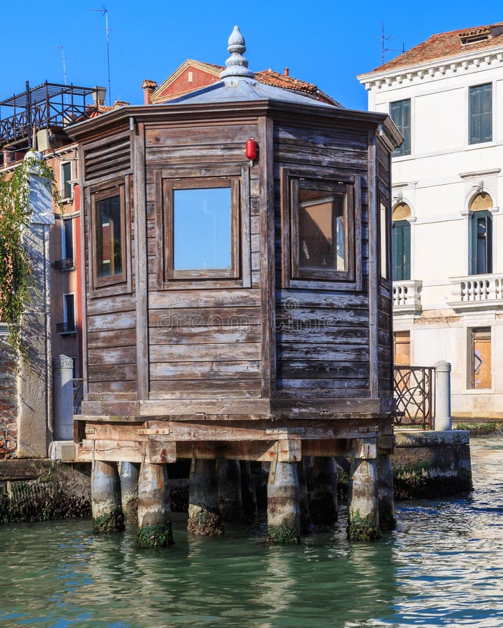 Attractions in Venice, the Grand Canal, the Traffic Controller House ...