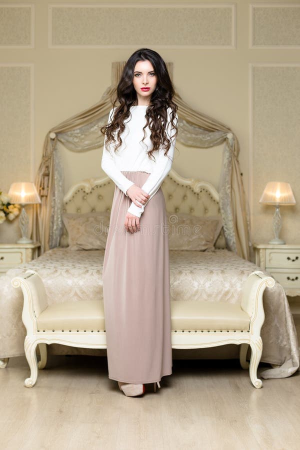 Attraktive Elegante Junge Frau Im Langen Kleid Stockfoto - Bild von ... Attraktive Elegante Junge Frau Im Langen Kleid Stockfoto - Bild von ...