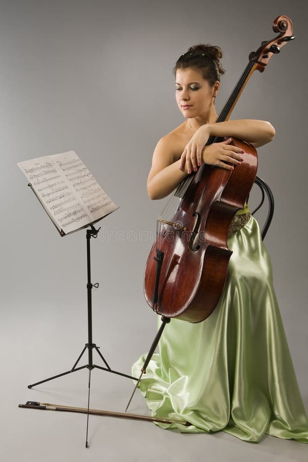 Attraktive Frau mit Cello stockbild. Bild von mädchen - 18023619