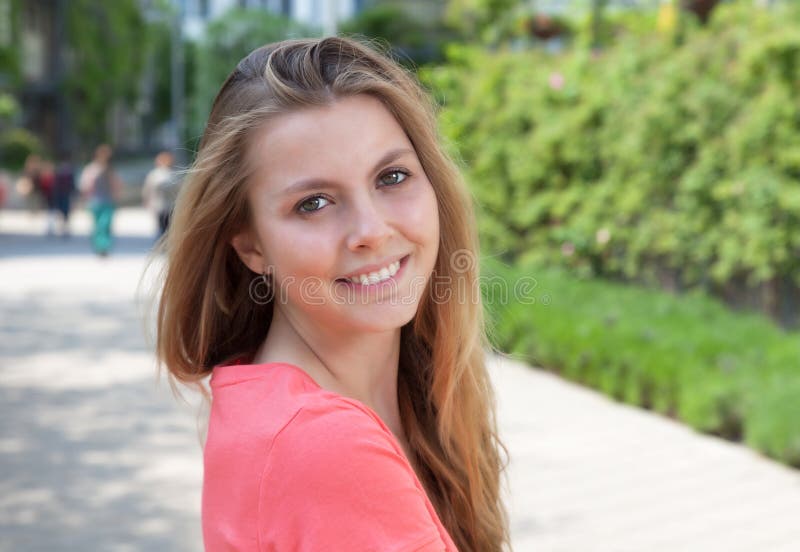 Attraktive Studentin in Einem Park, Die in Die Kamera Lacht Stockfoto ...