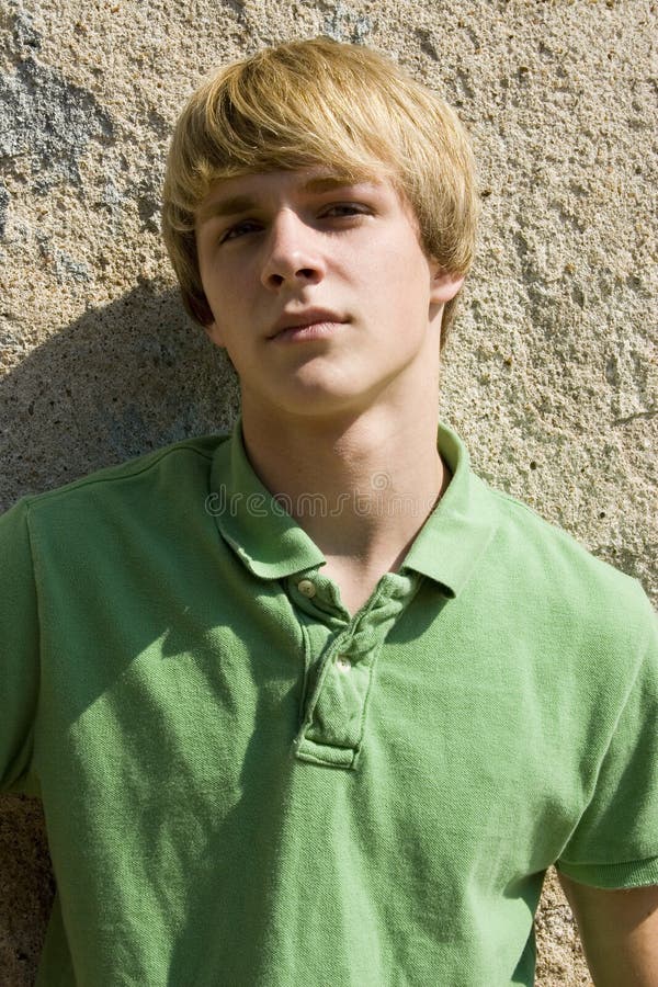 Attraktiver Jugendlich Junge Stockbild - Bild von grün, amerikanisch ...