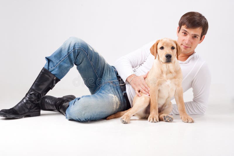 Mann, der mit Hund spielt stockbild. Bild von hund, ausdruck - 34213775