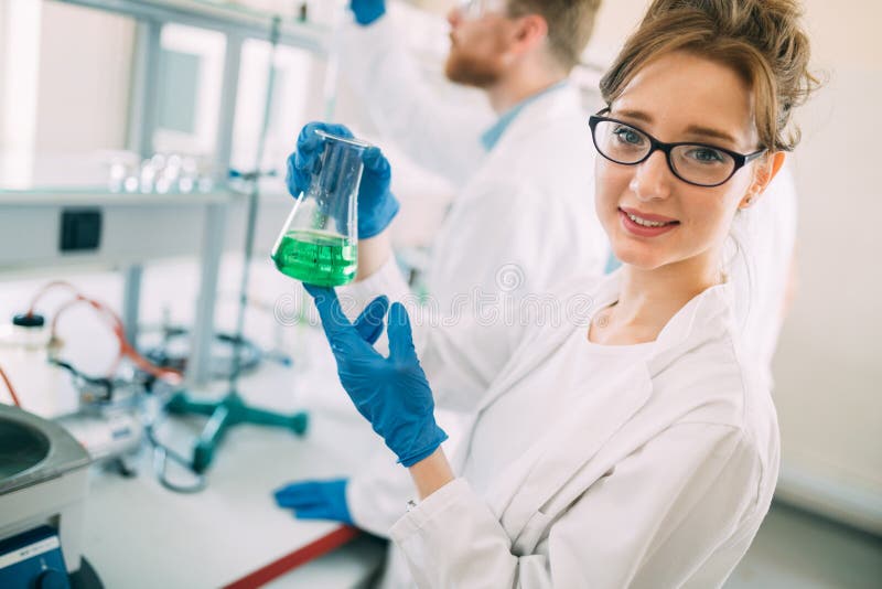 Attraktiver Student Der Chemie Arbeitend Im Labor Stockfoto - Bild von ...