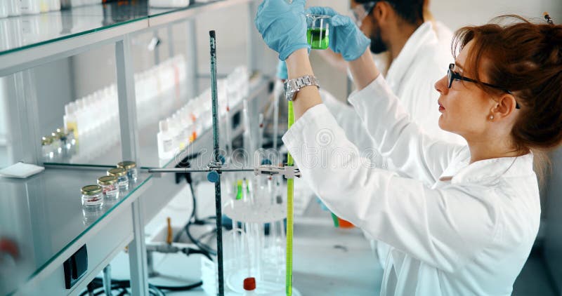 Attraktiver Student Der Chemie Arbeitend Im Labor Stockbild - Bild von ...