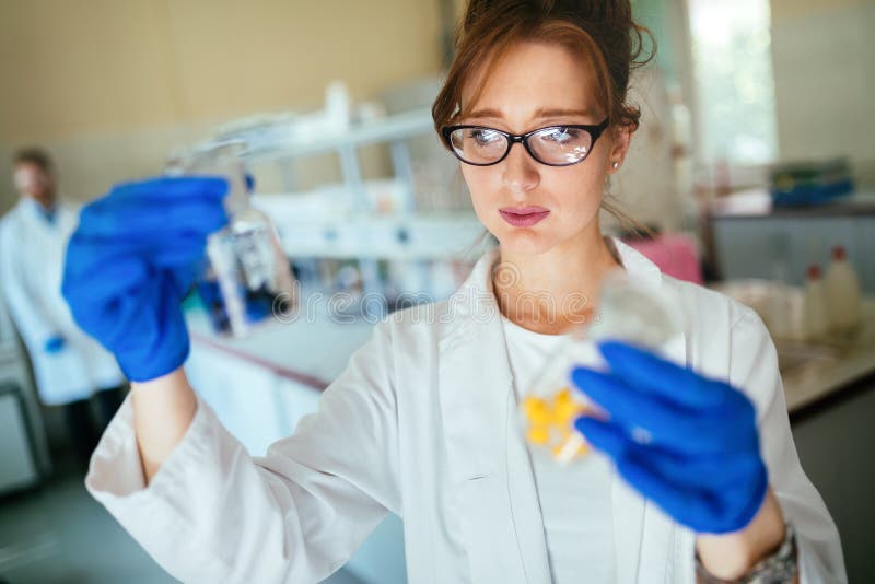 Attraktiver Student Der Chemie Arbeitend Im Labor Stockbild - Bild von ...