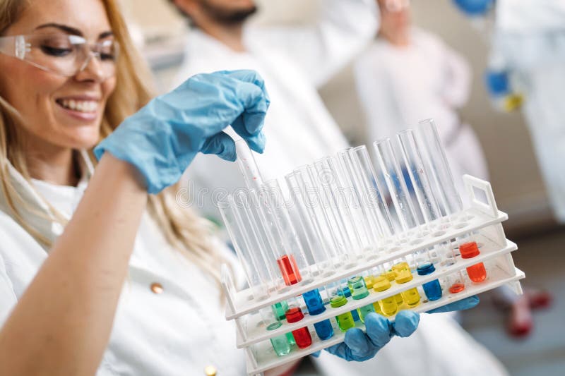 Attraktiver Student Der Chemie Arbeitend Im Labor Stockbild - Bild von ...