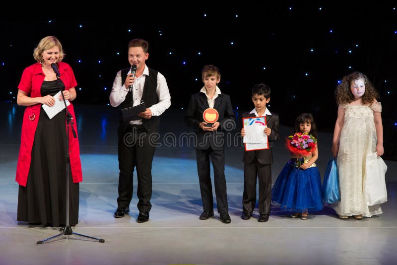 Attribution Des Prix Aux Enfants Image stock éditorial - Image du ...