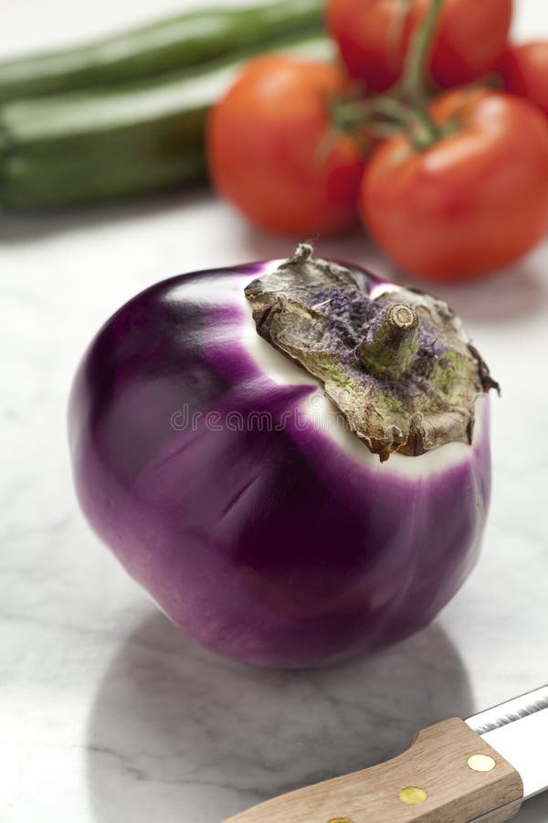 Aubergine ronde image stock. Image du légume, entier - 62791371