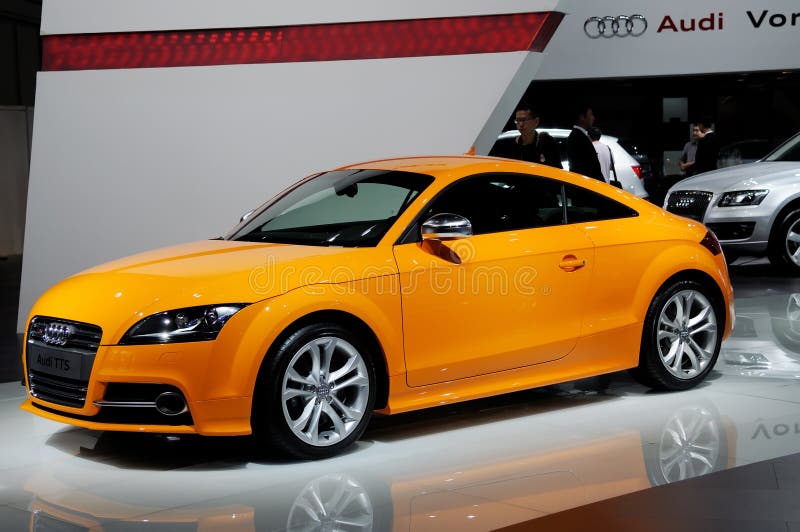 Coche deportivo amarillo imagen de archivo. Imagen de poderoso - 16455877