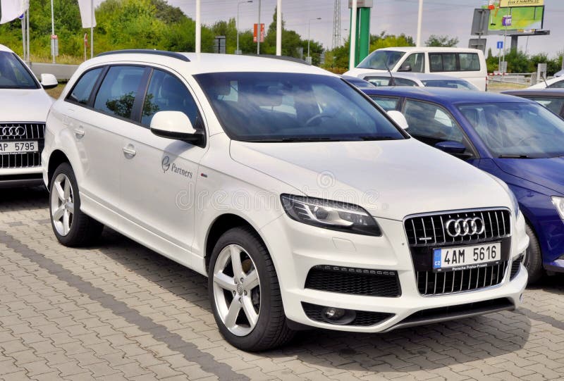 Audi blanco Q7 imagen editorial. Imagen de color, potencia - 59046380