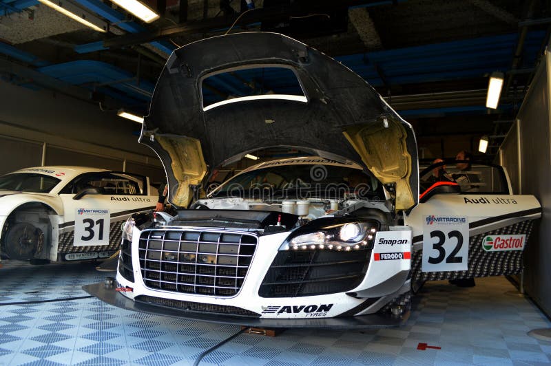 Audi garage redaktionell arkivfoto. Bild av mekaniker - 27292003