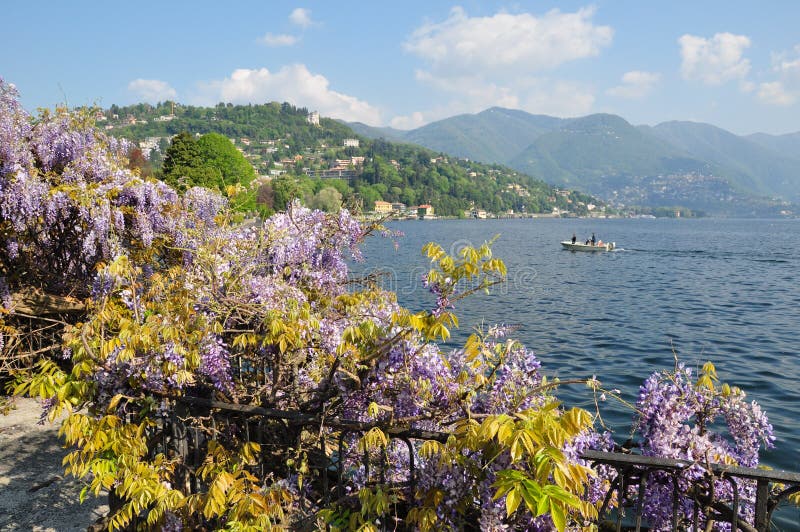 Auf dem See Como Italien stockbild. Bild von landhaus - 32625389