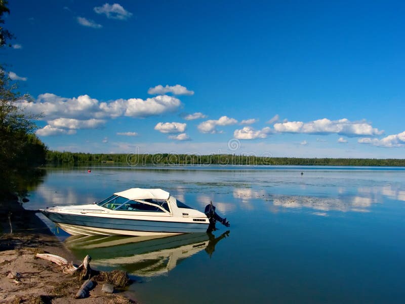 Auf Ufer stockbild. Bild von wasser, erholung, himmel, bootfahrt - 502139