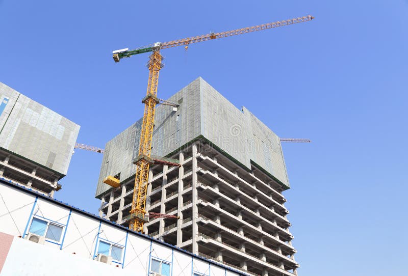 Aufbauende Betonkonstruktion Und Kran Stockbild - Bild von himmel ...