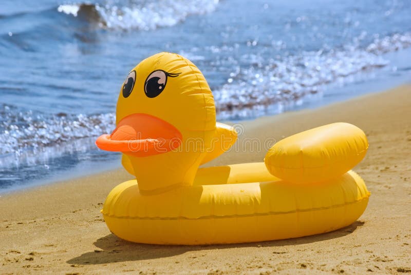 Aufblasbare Ente stockbild. Bild von strand, leben, ente - 15214727