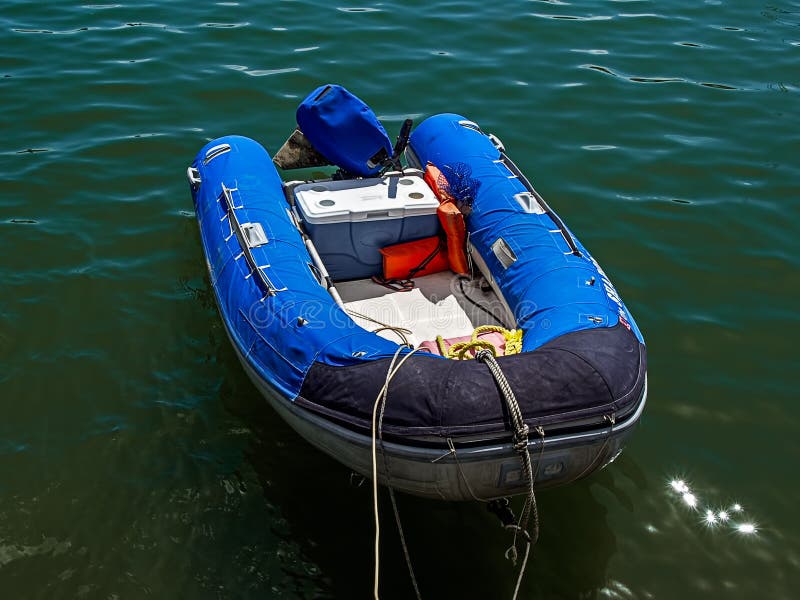 Aufblasbares Boot Auf Wasser Stockbild - Bild von abenteuer ...