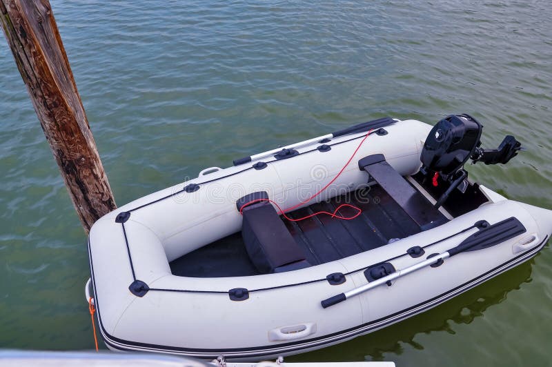 Aufblasbares Gummiboot Mit Motor Stockfoto - Bild von marine ...