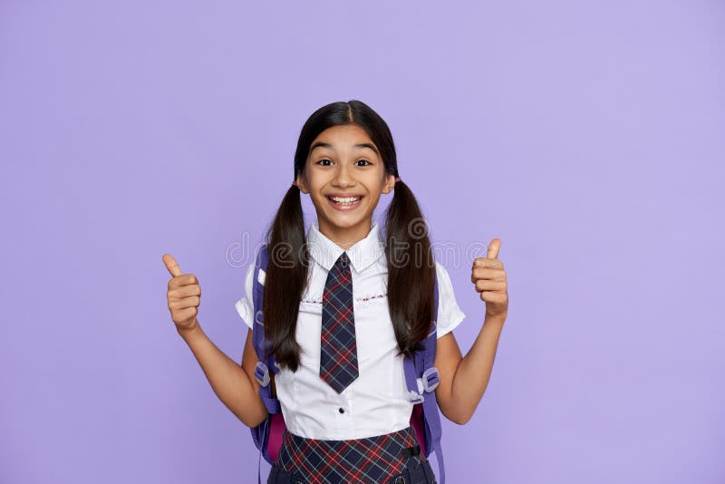 Frohe Indisches Schulmädchen Das Die Werbung Isoliert Auf Violettem