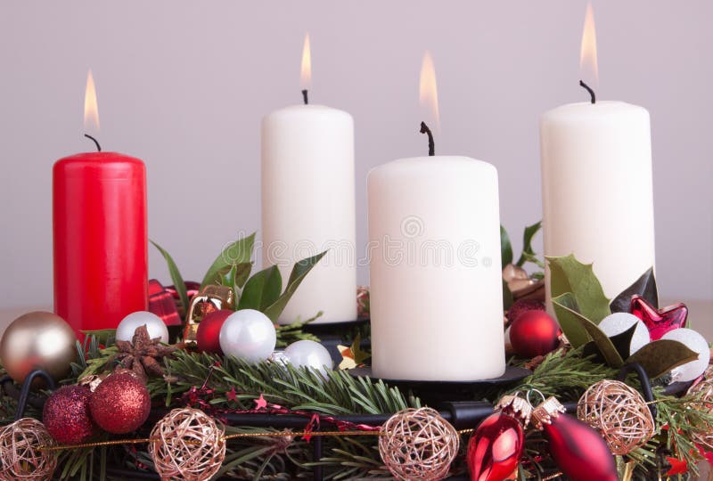 Aufkommen Wreath stockfoto. Bild von flamme, kerze, weihnachten - 17380438