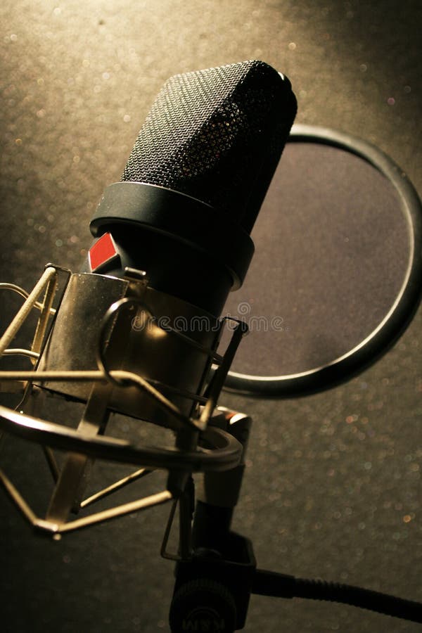 Aufnahme-Studio-Mikrofon Mit Stichhaltigem Filter Stockfoto - Bild von ...