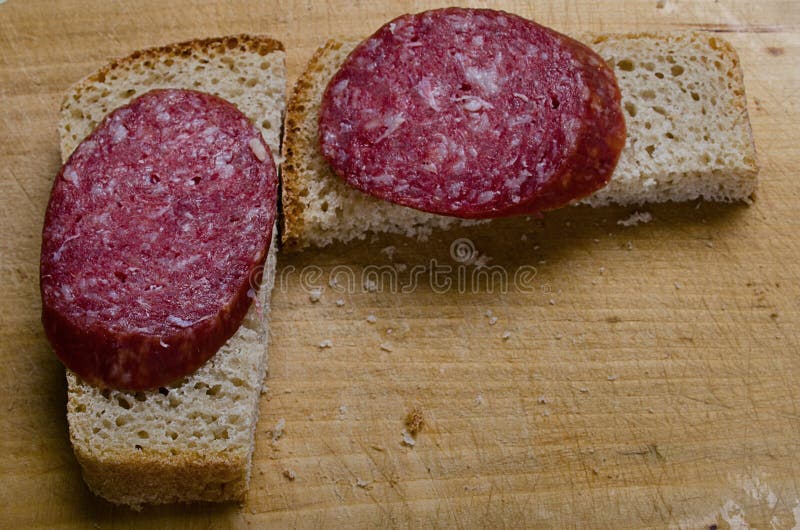 Aufschnitt Mit Wurst Und Brot Stockfoto - Bild von nahrung, stück ...