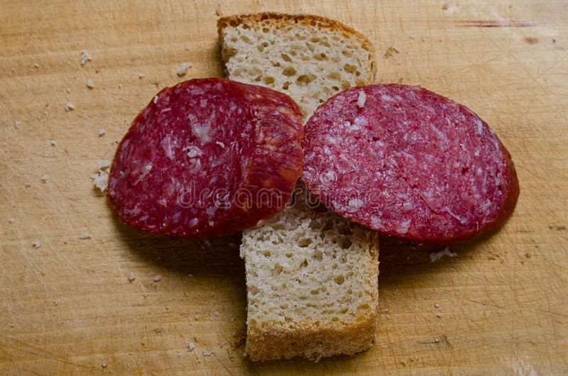 Aufschnitt Mit Wurst Und Brot Stockfoto - Bild von nahrung, stück ...