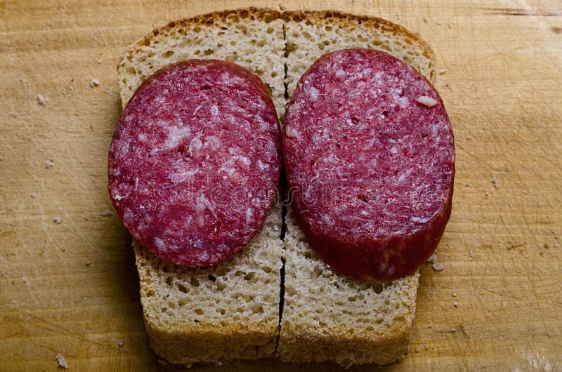 Aufschnitt Mit Wurst Und Brot Stockfoto - Bild von nahrung, stück ...