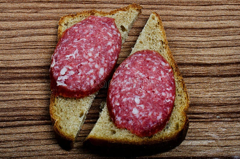 Aufschnitt Mit Wurst Und Brot Stockfoto - Bild von schneiden, küche ...